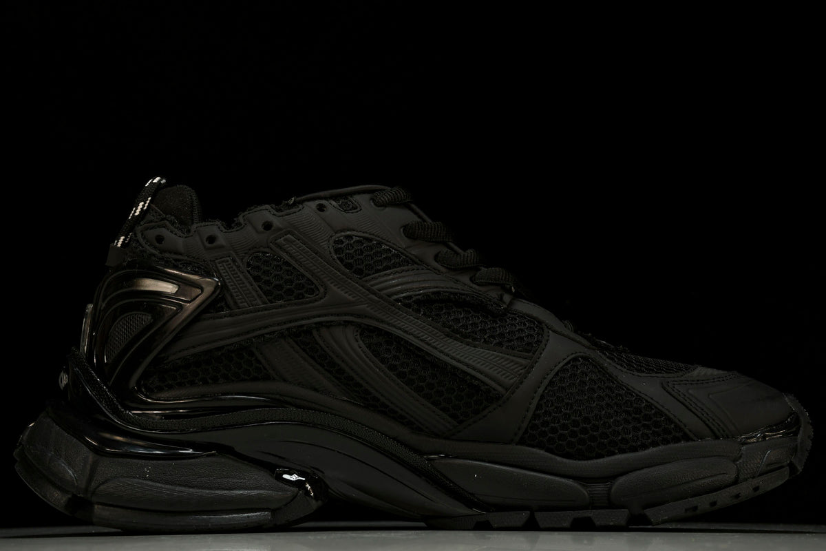 Runner 'Triple Black - Matte' – Drip Locker UK